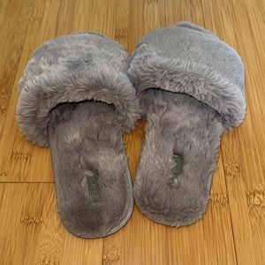 SKIMS | Shoes | Skims Fuzzy Fauxfur Slide Slippers In Gray New | Poshmark